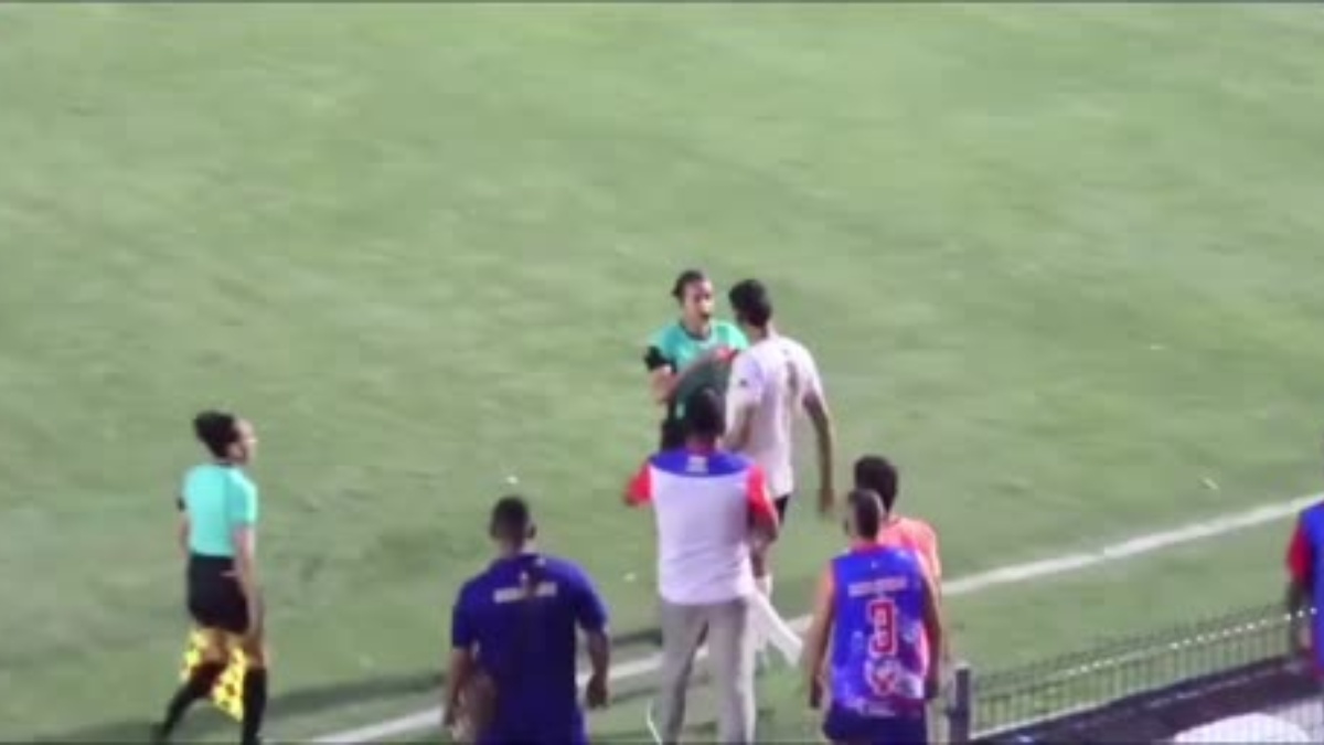 Insólito: un futbolista le pegó una cachetada a una árbitra en un ...
